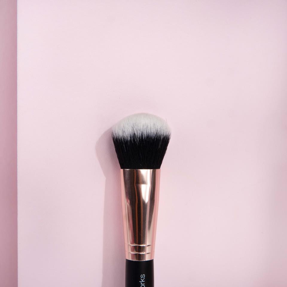 Brushworks Multi Tasking Brush | lyko.com Brushworks Multi Tasking Brush | lyko.com