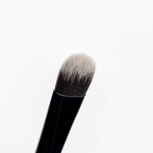 Brushworks No. 18 Flat Eye Brush | lyko.com