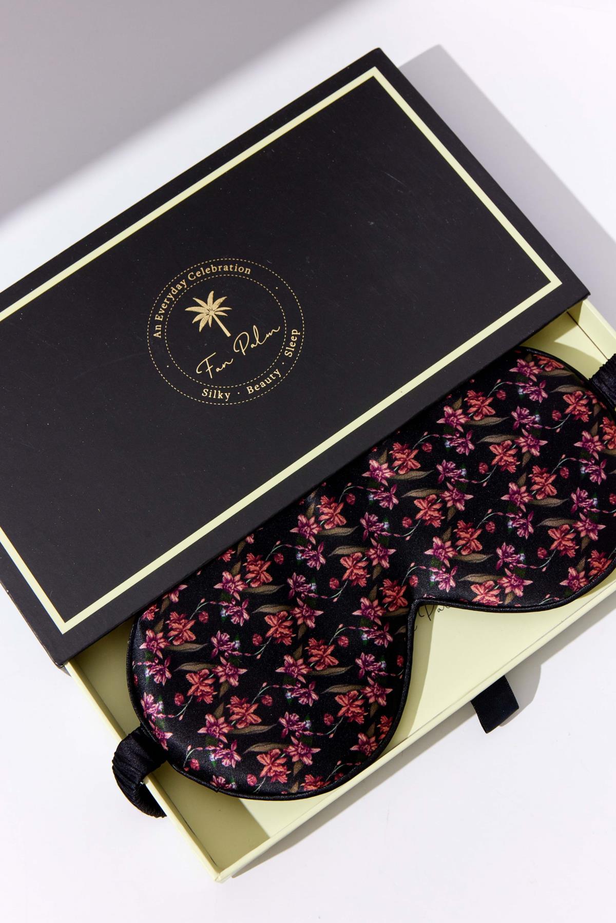 Fan Palm Eye Mask Flawless Black 100% mulberry silk | lyko.com